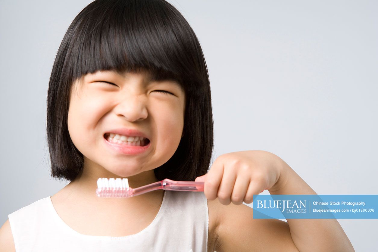 Little Chinese girl brushing teeth-High-res stock photo for download