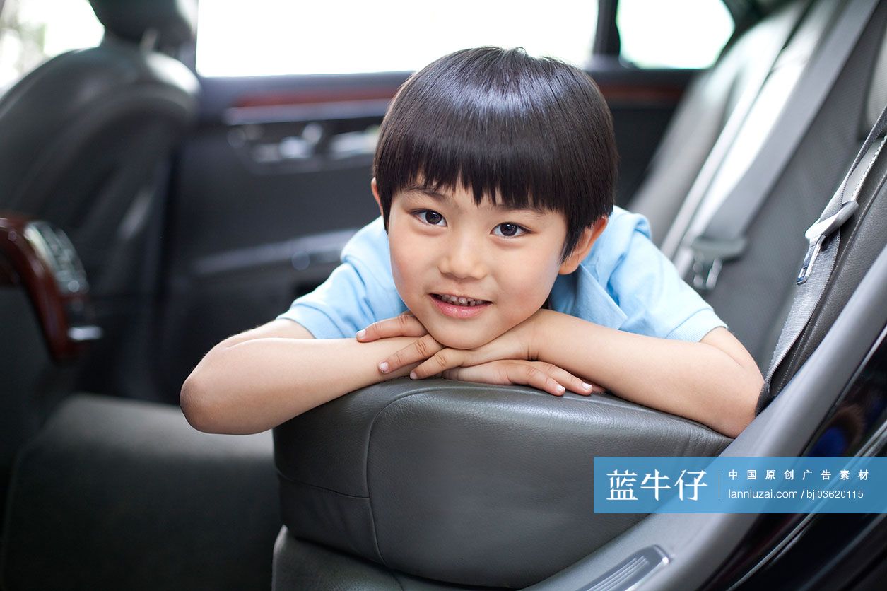 快乐的小男孩趴在汽车后座上 蓝牛仔影像 中国原创广告影像素材