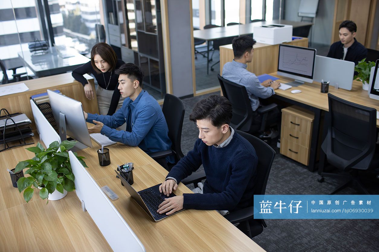 年轻商务人士在办公室工作-蓝牛仔影像-中国原创广告影像素材