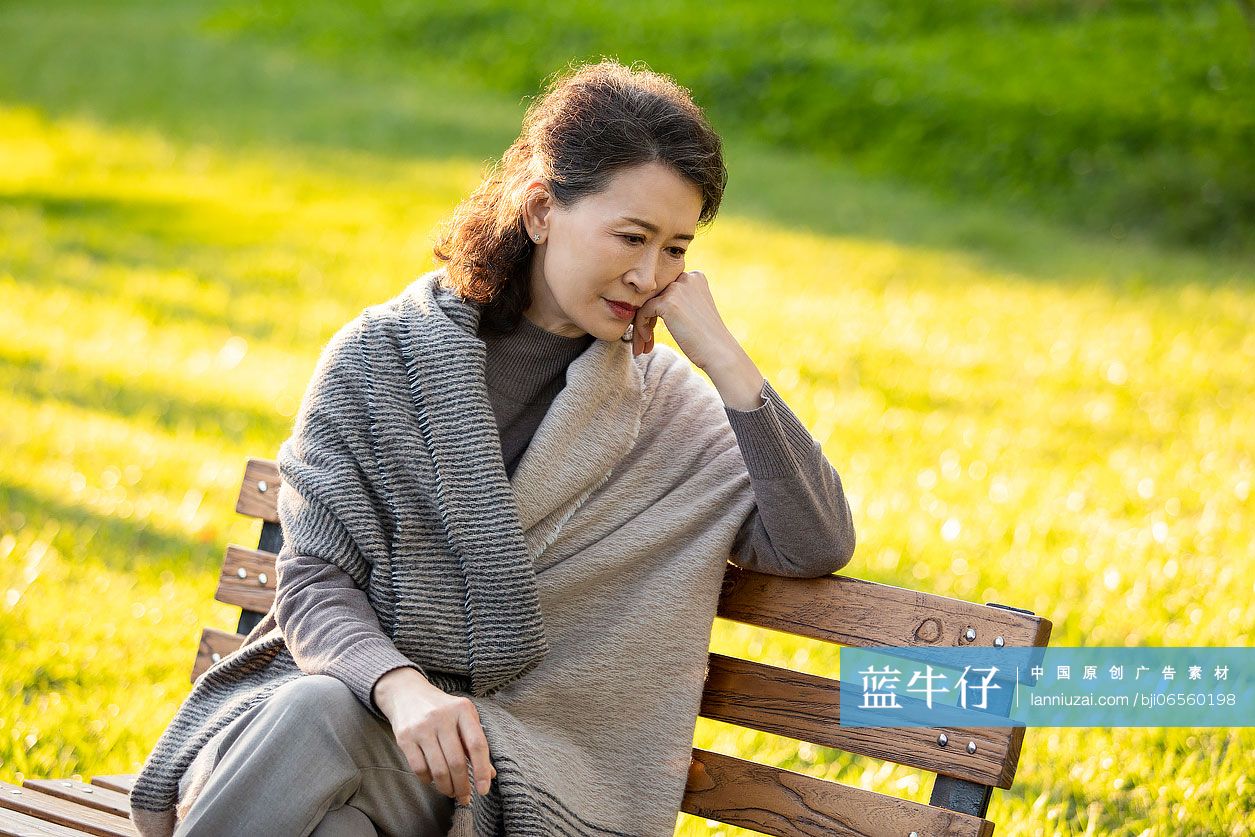老人坐在公园长椅上 蓝牛仔影像 中国原创广告影像素材