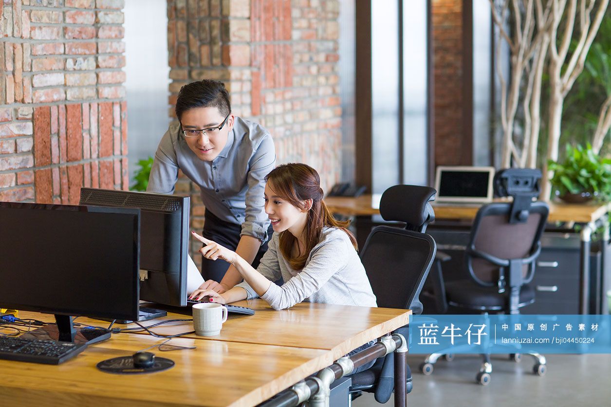 IT工作者在办公室工作-蓝牛仔影像-中国原创广告影像素材