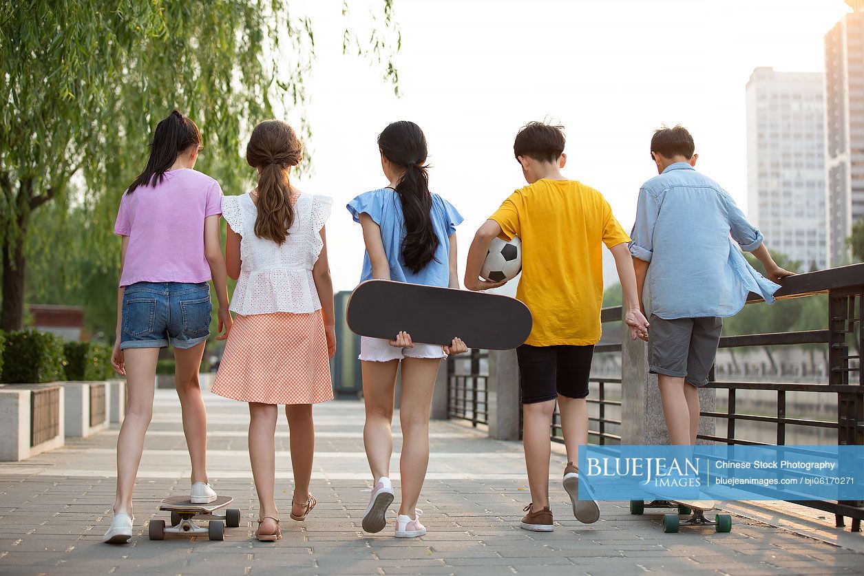 Teenagers having fun outdoors-High-res stock photo for download
