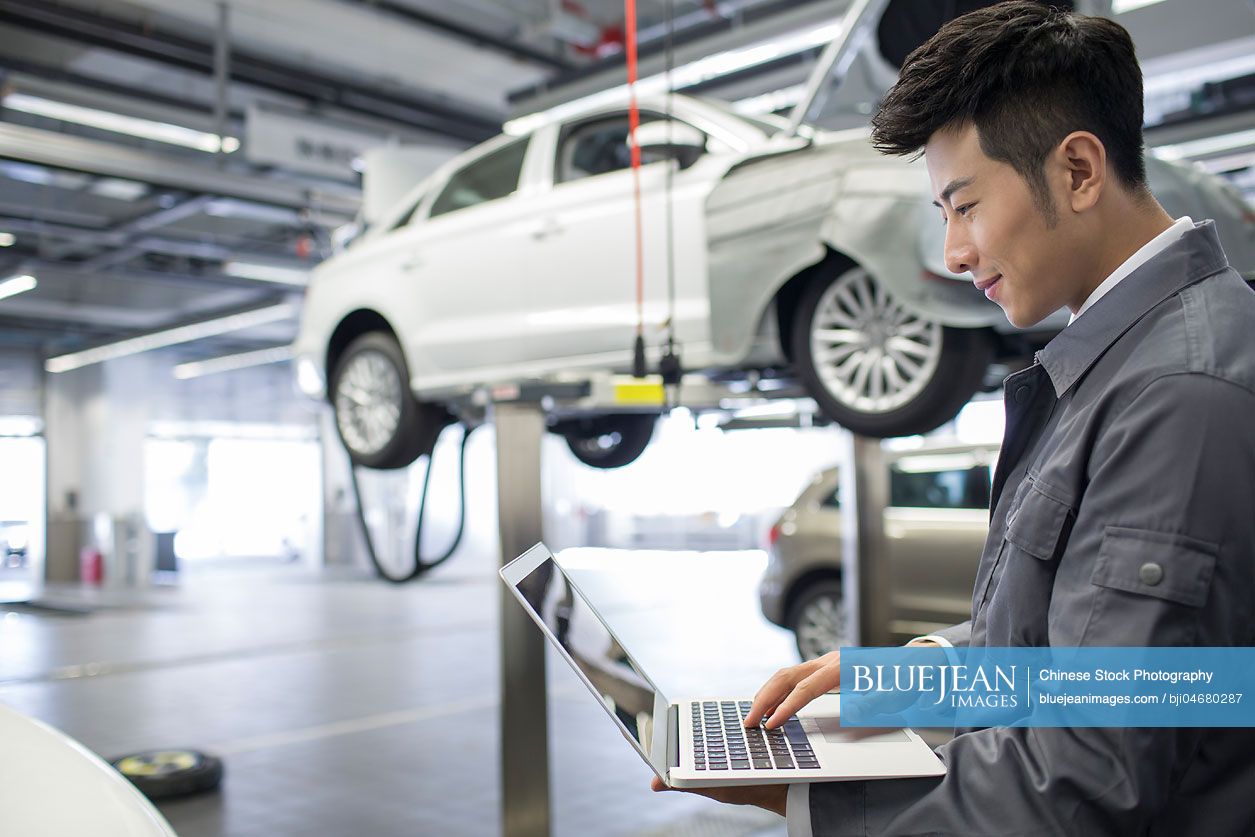 Chinese auto mechanic-High-res stock photo for download