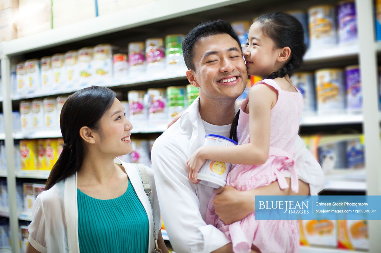 Chinese family shopping in supermarket-High-res stock photo for download