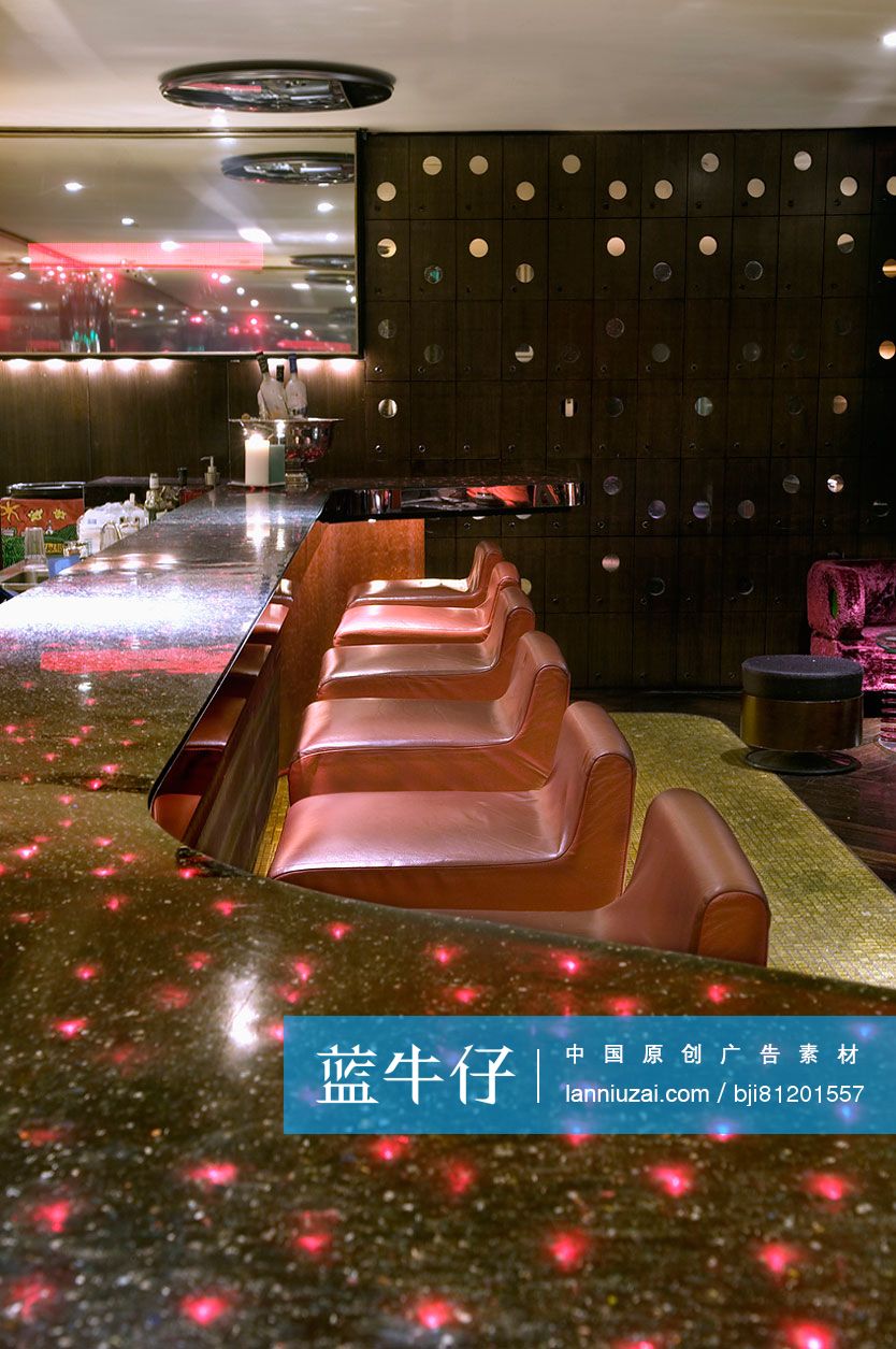 Reflection of red lights on bar counter in restaurant-蓝牛仔影像-中国原创广告影像素材