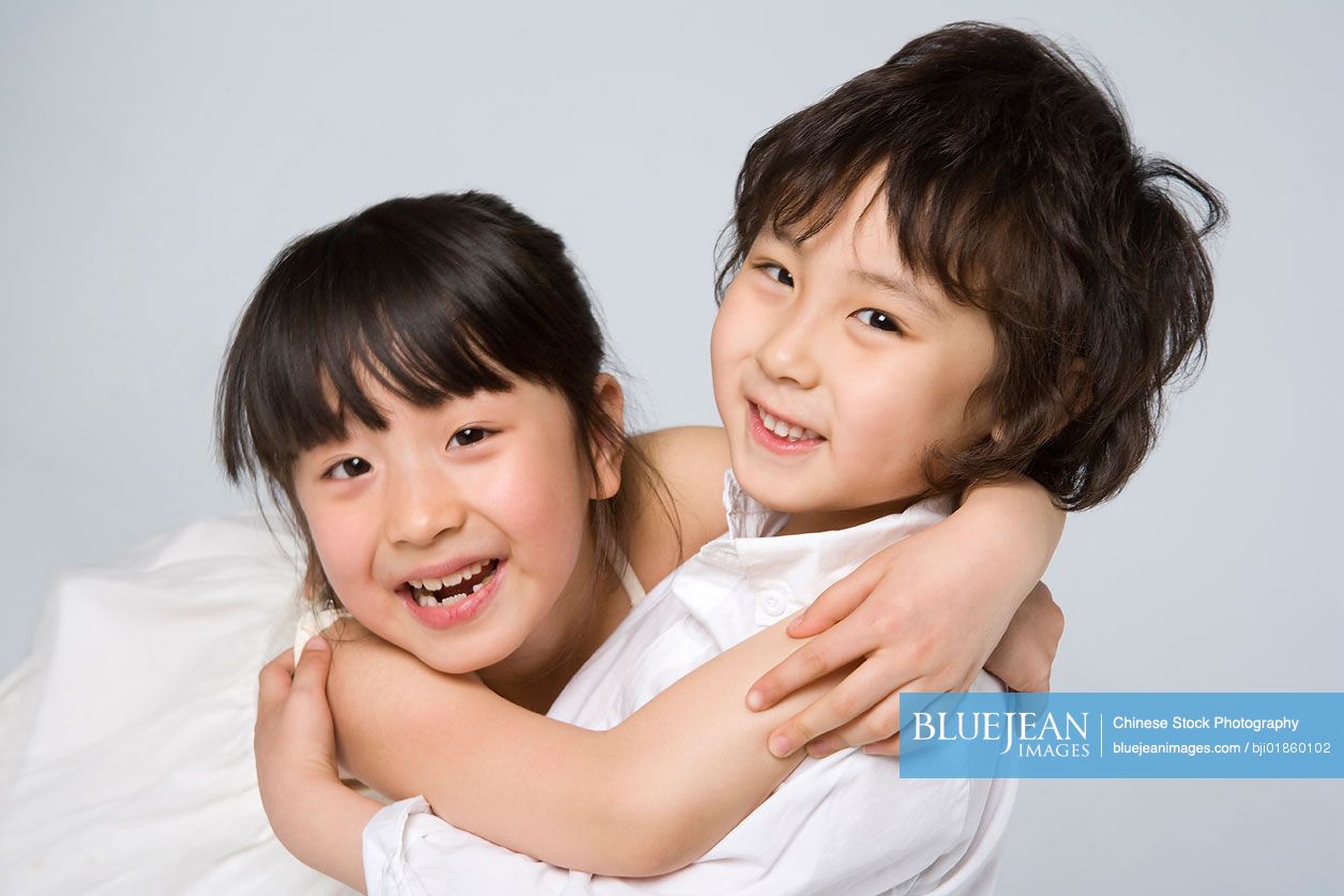 Chinese brother and sister embracing-High-res stock photo for download