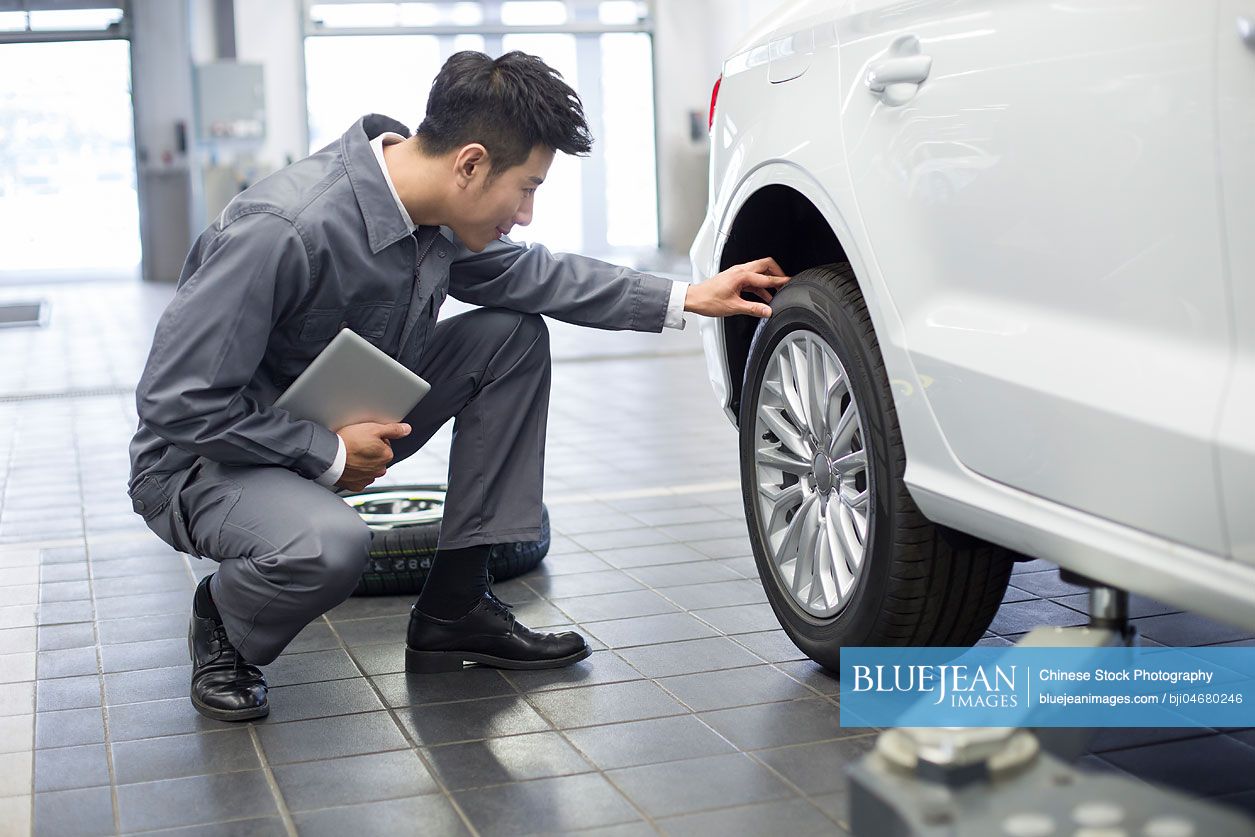 Chinese auto mechanic-High-res stock photo for download
