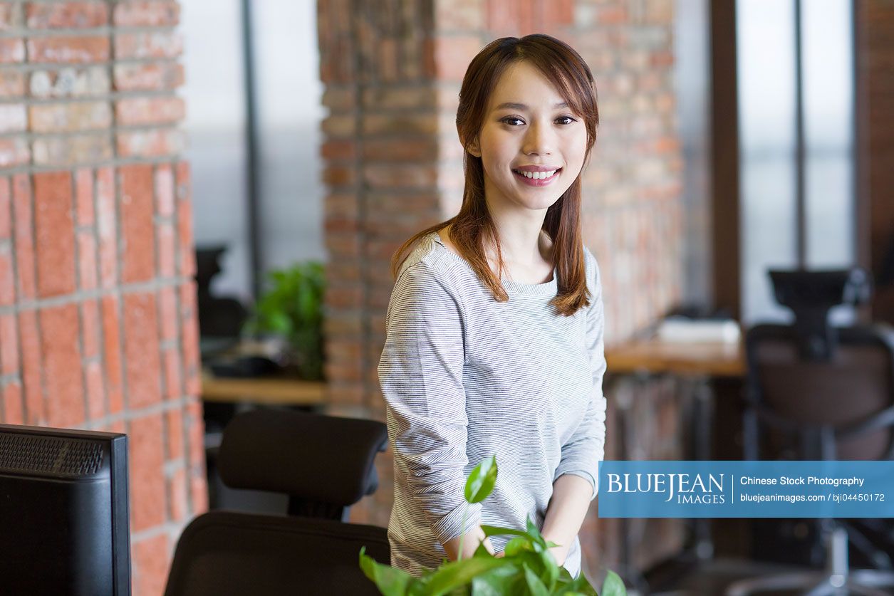 Young Chinese woman in office-High-res stock photo for download