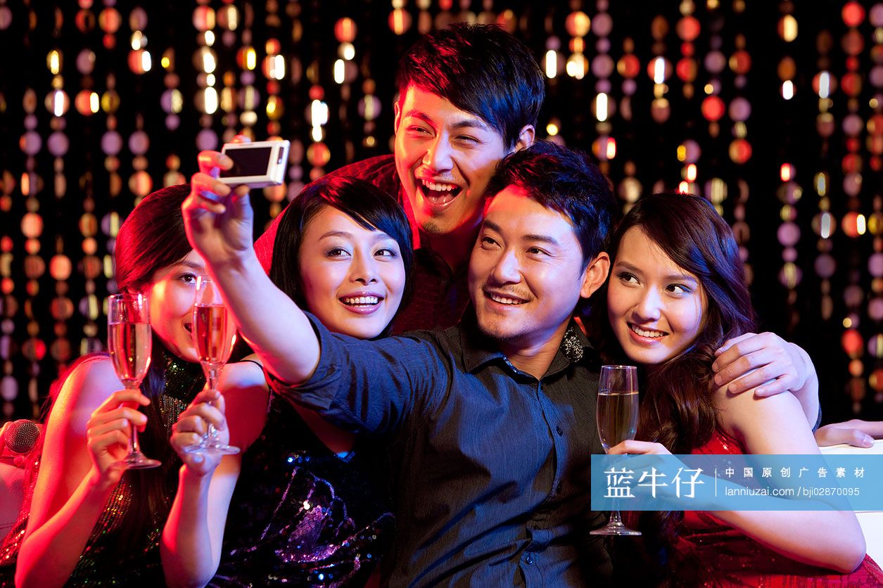 时尚青年在酒吧自拍 蓝牛仔影像 中国原创广告影像素材