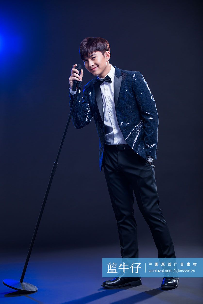 年轻男子拿着麦克风唱歌-蓝牛仔影像-中国原创广告影像素材