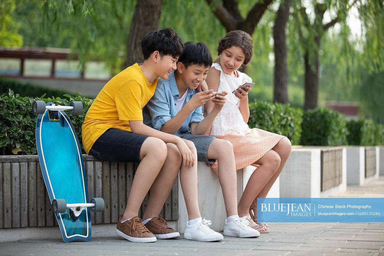 Teenagers using smartphone outdoors-High-res stock photo for download