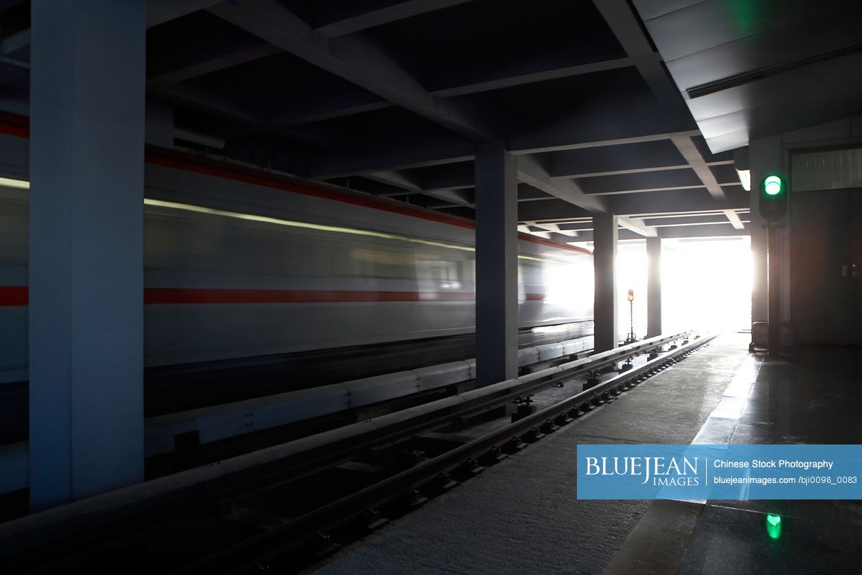 View of the subway train tracks-High-res stock photo for download