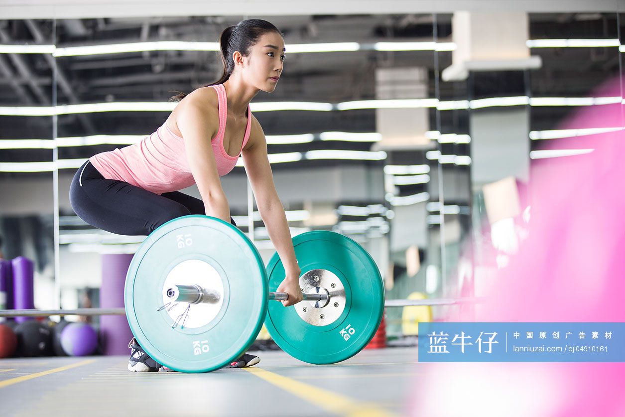 年轻女子在健身房健身 蓝牛仔影像 中国原创广告影像素材