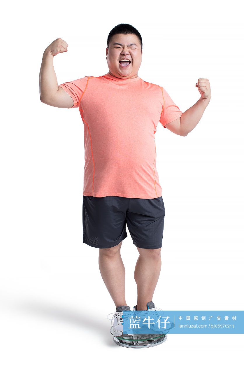 超重的年轻男士称体重-蓝牛仔影像-中国原创广告影像素材