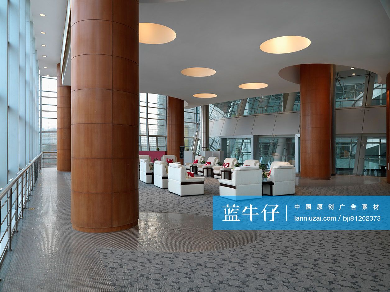 White armchairs arranged in seating area of shopping mall-蓝牛仔影像-中国原创广告影像素材