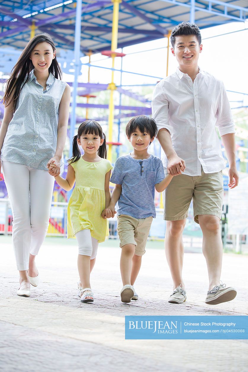 Portrait of happy young Chinese family-High-res stock photo for download