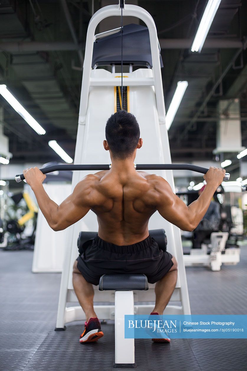Young Chinese man exercising at gym-High-res stock photo for download