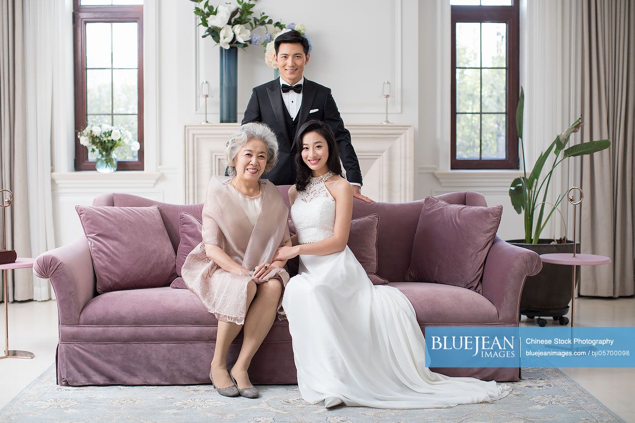 Portrait of happy noble Chinese family-High-res stock photo for download