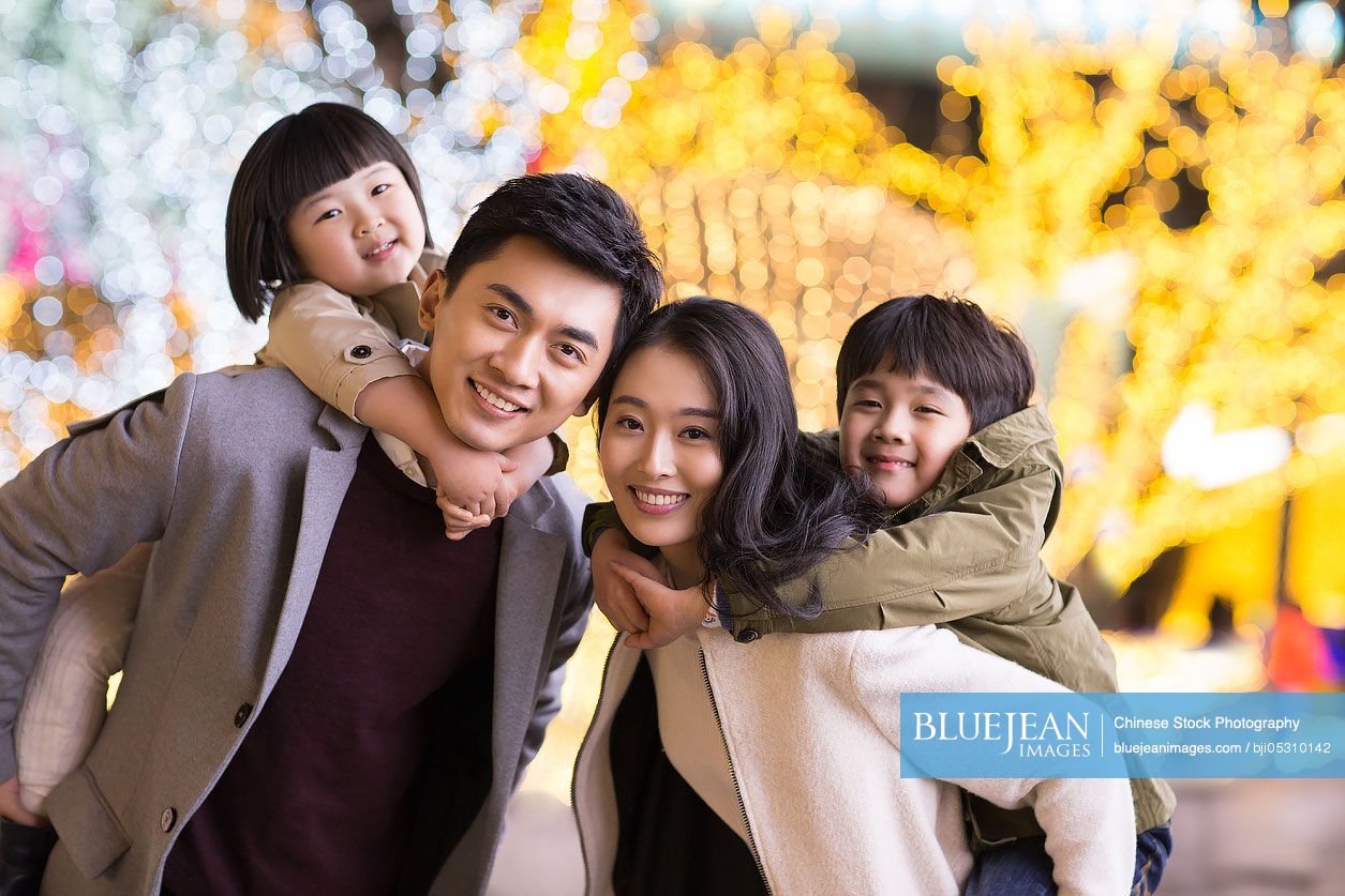 Portrait of cheerful young Chinese family-High-res stock photo for download