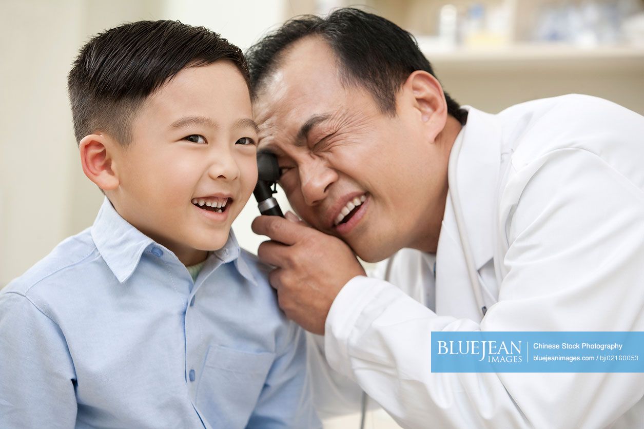 Young Chinese boy examined by a doctor-High-res stock photo for download