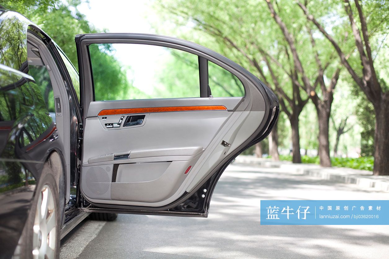 打开的汽车车门 蓝牛仔影像 中国原创广告影像素材