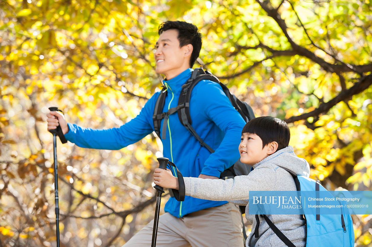 Cheerful Chinese father and son hiking-High-res stock photo for download