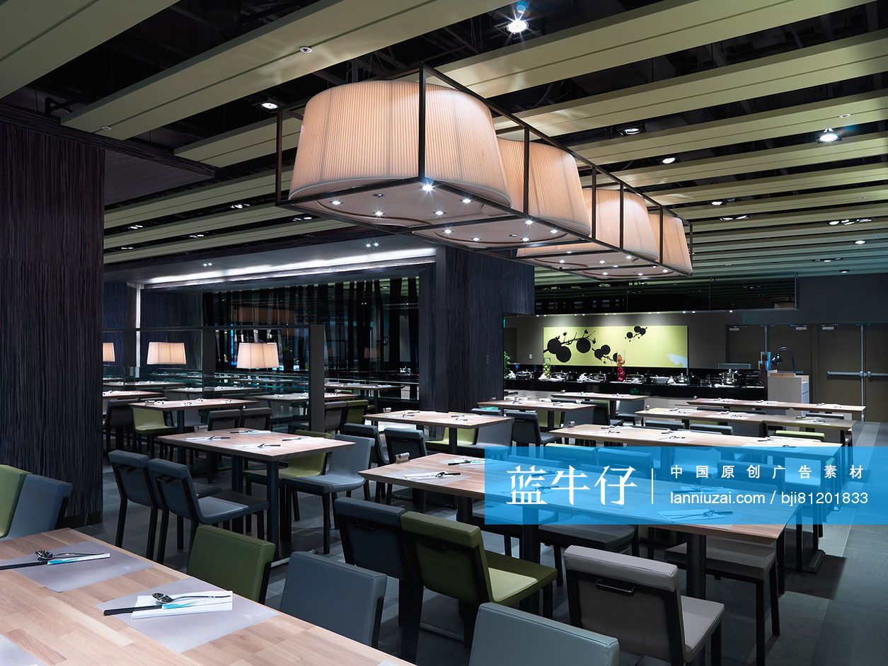 Row of dining tables in modern restaurant-蓝牛仔影像-中国原创广告影像素材