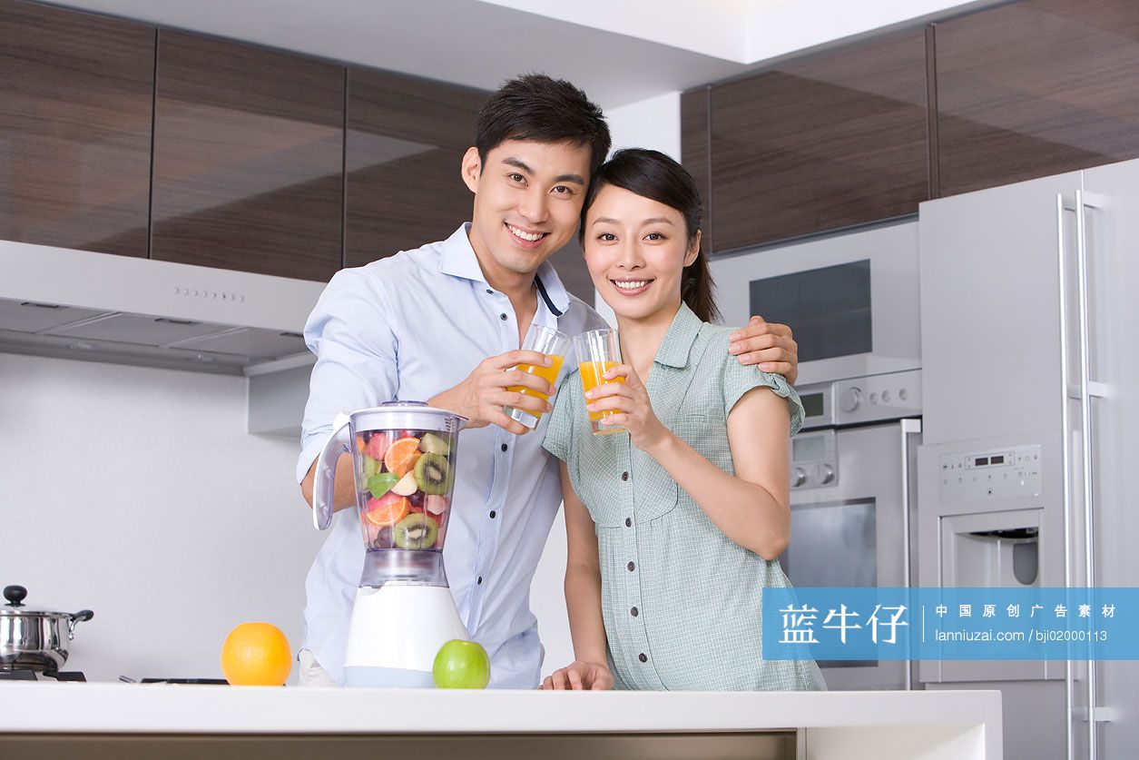 青年夫妇在厨房做鲜榨果汁 蓝牛仔影像 中国原创广告影像素材