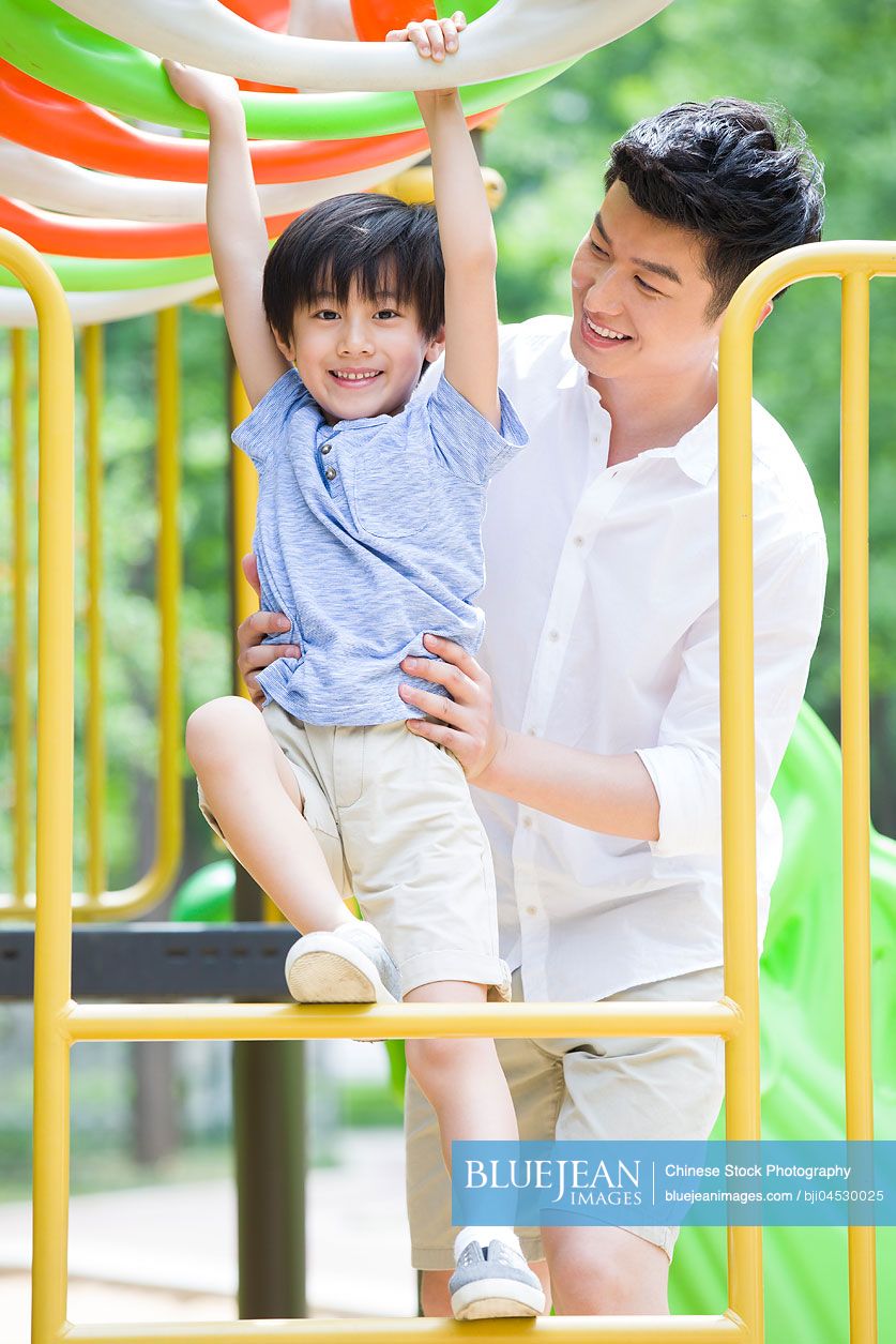 Chinese father and son playing in amusement park-High-res stock photo for download
