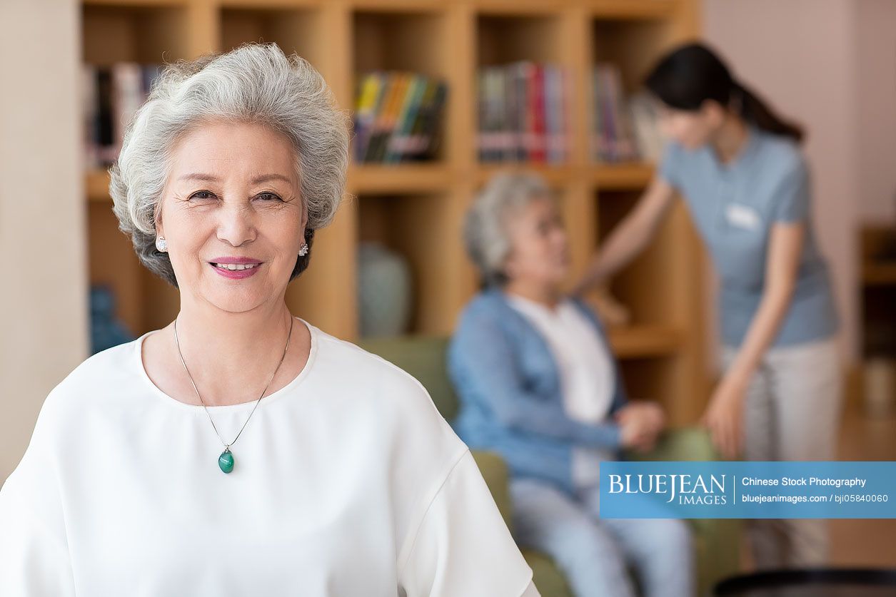 Senior Chinese women in nursing home-High-res stock photo for download