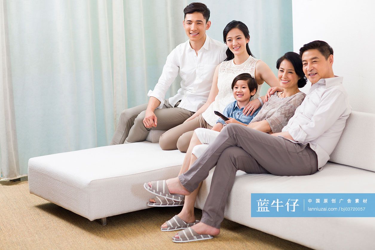 一家人看电视家里一家人看电视大山谷图库