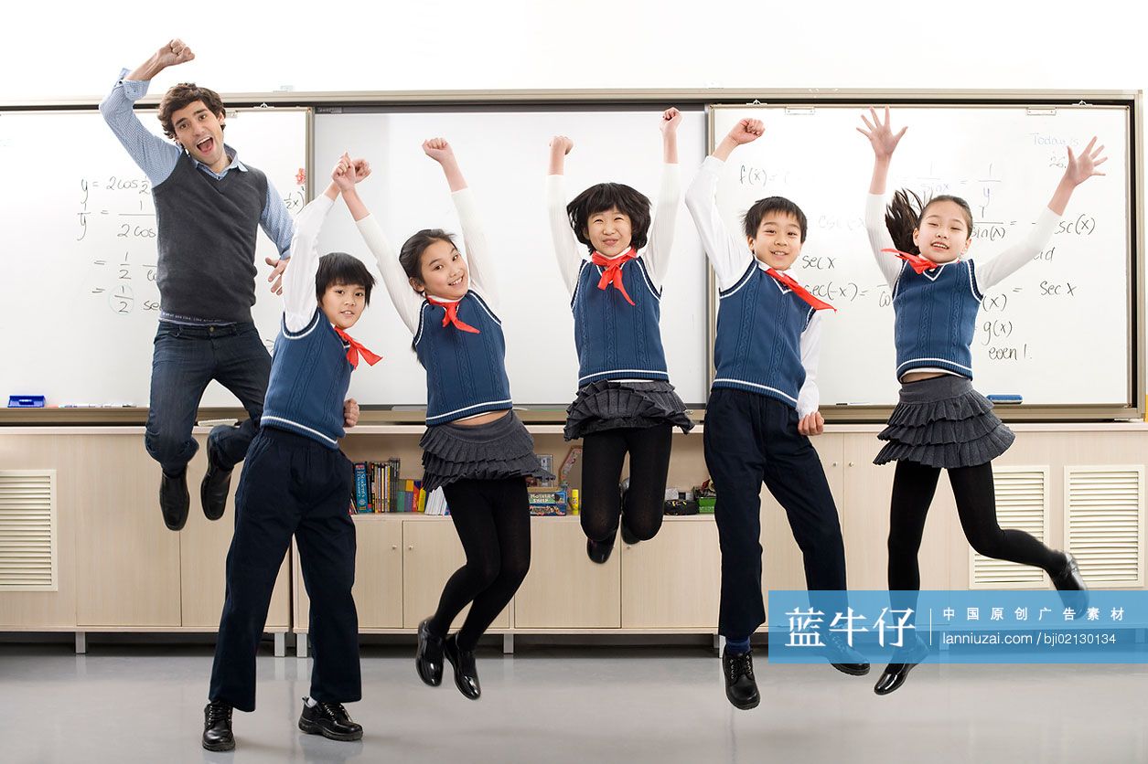 小学生们和老师在黑板前跳跃 蓝牛仔影像 中国原创广告影像素材