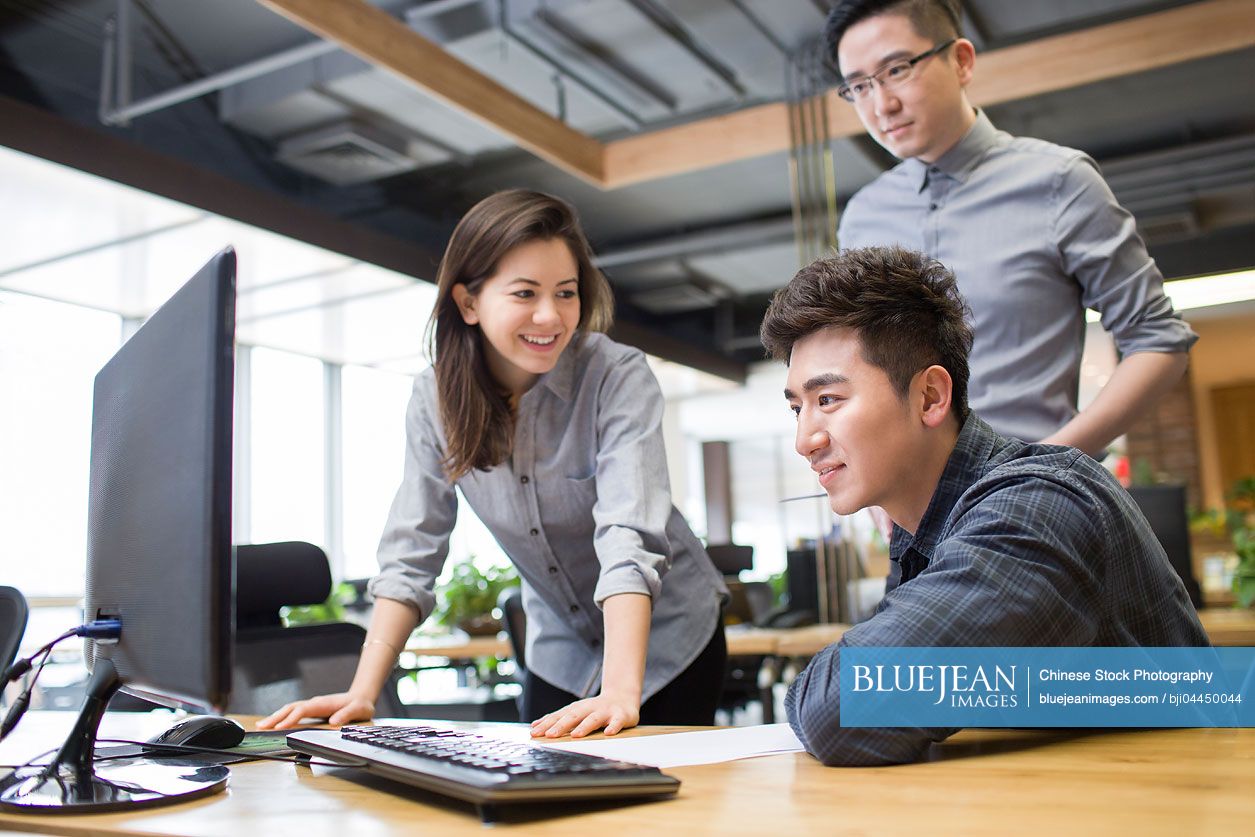 Chinese IT workers talking in office-High-res stock photo for download