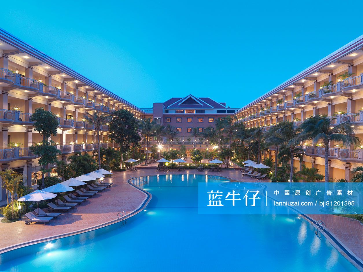 Illuminated hotel building with swimming pool at dusk-蓝牛仔影像-中国原创广告影像素材