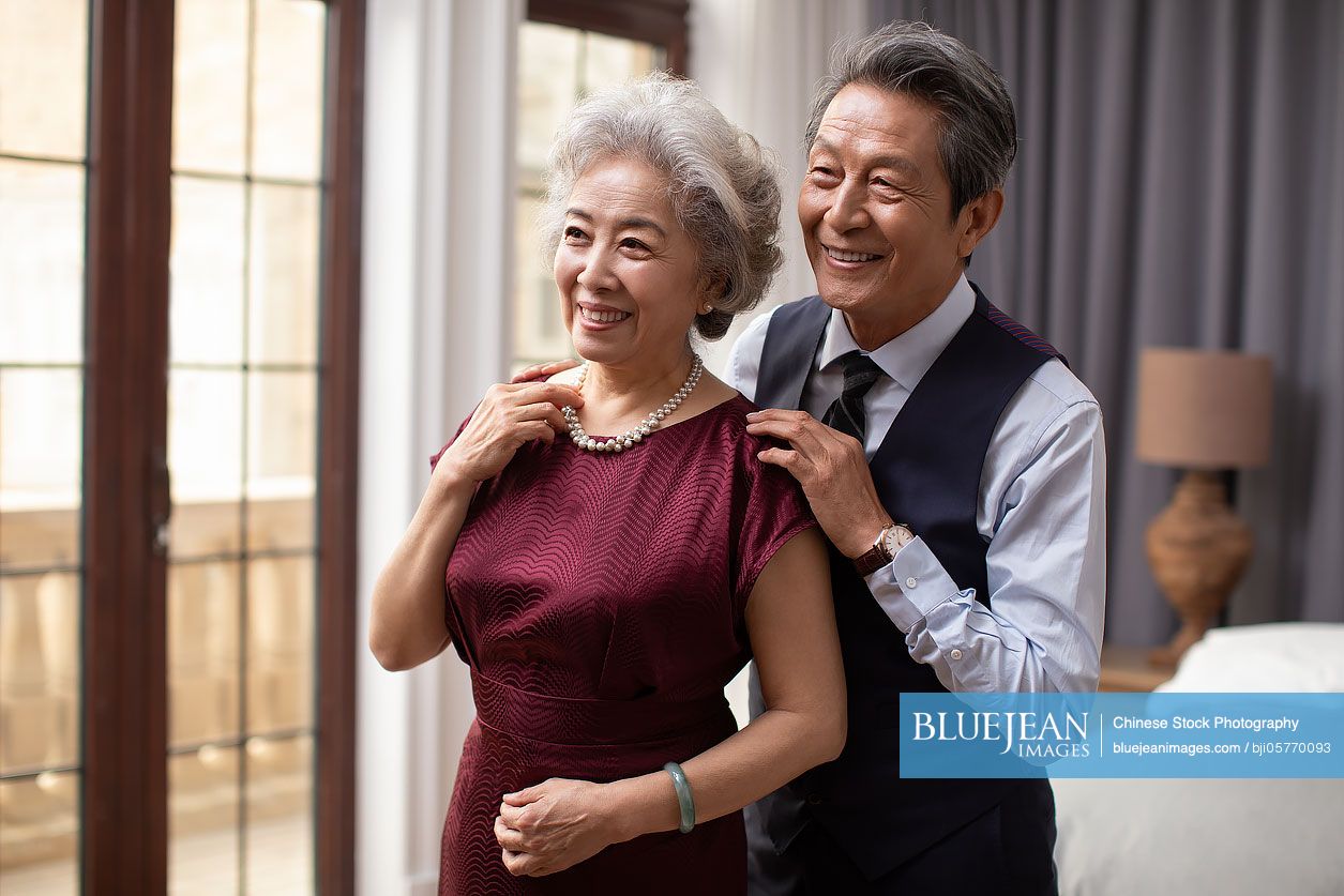 Happy senior Chinese couple getting dressed at home-High-res stock photo for download