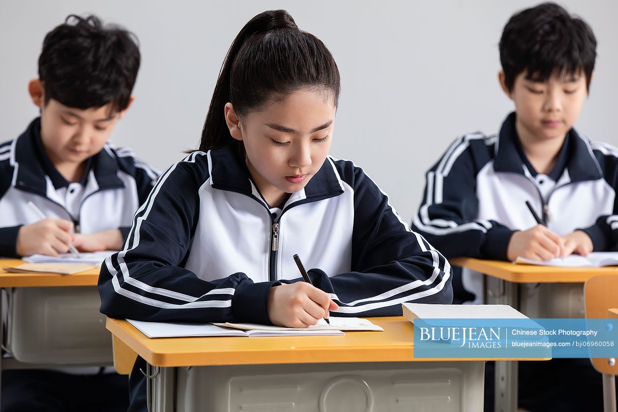 Chinese students learning in classroom-High-res stock photo for download