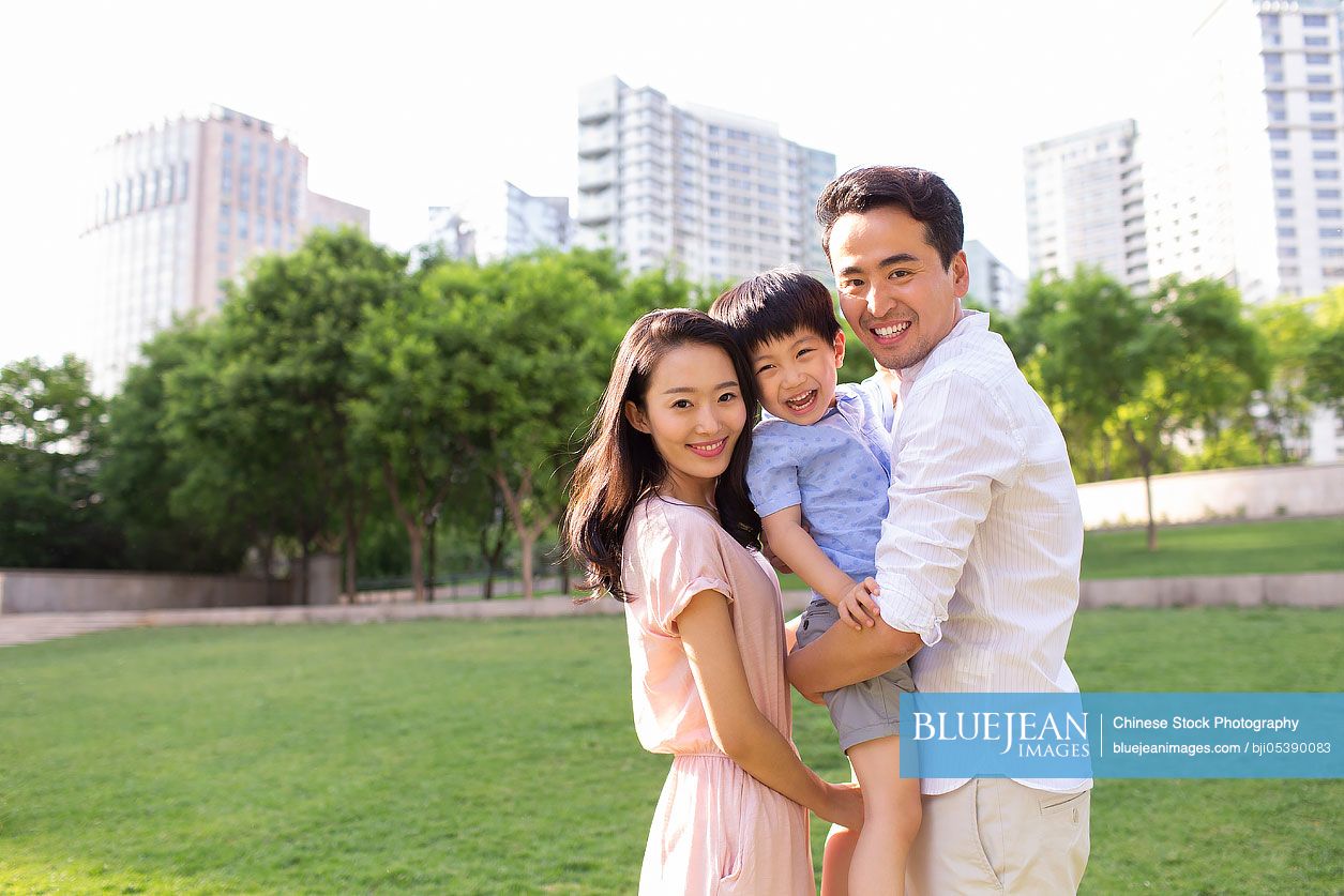 Portrait of happy young Chinese family-High-res stock photo for download