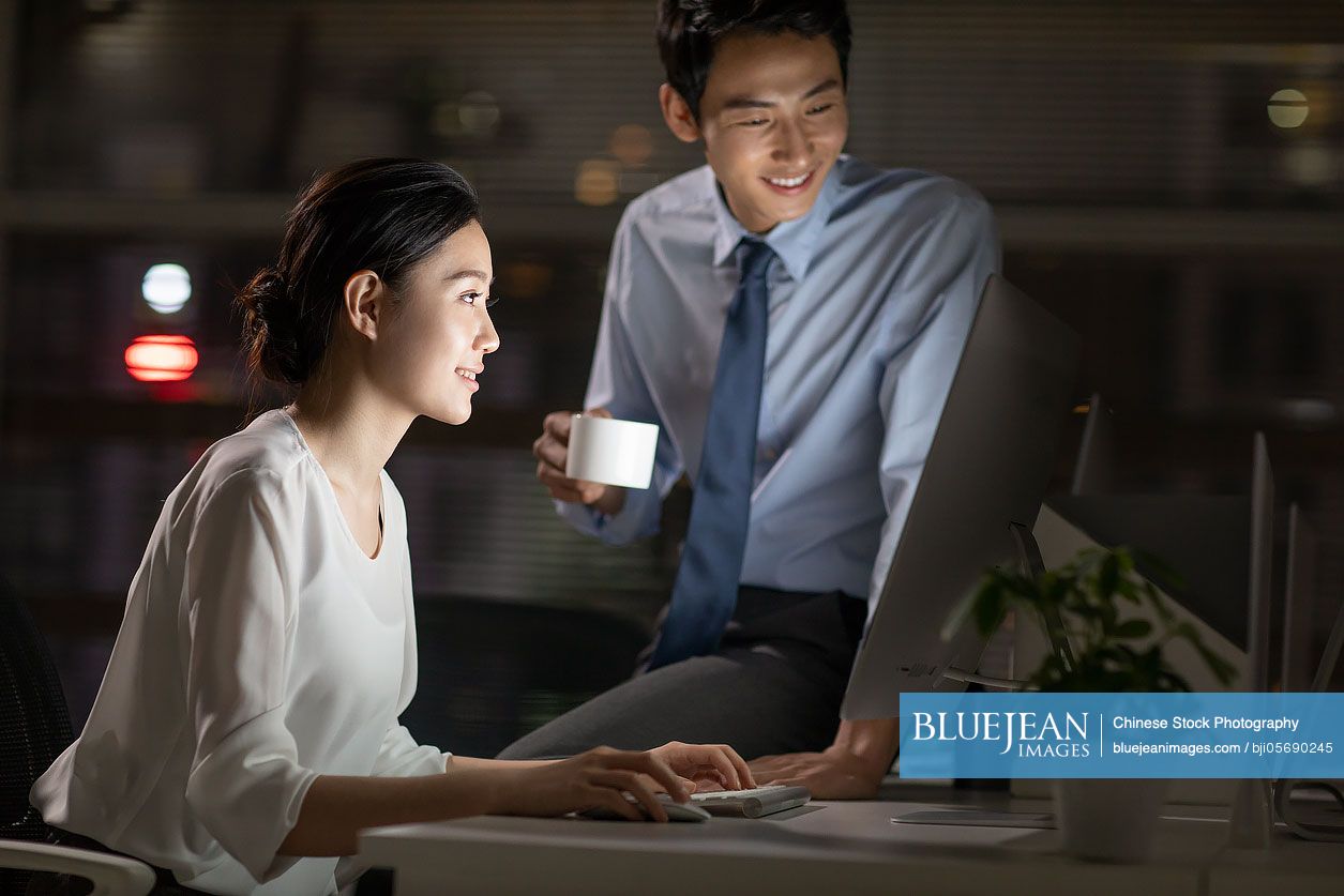 Young Chinese business people working late in office-High-res stock photo for download