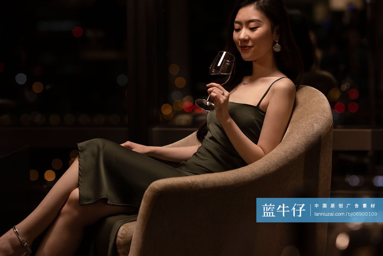 年轻美女喝红酒 蓝牛仔影像 中国原创广告影像素材