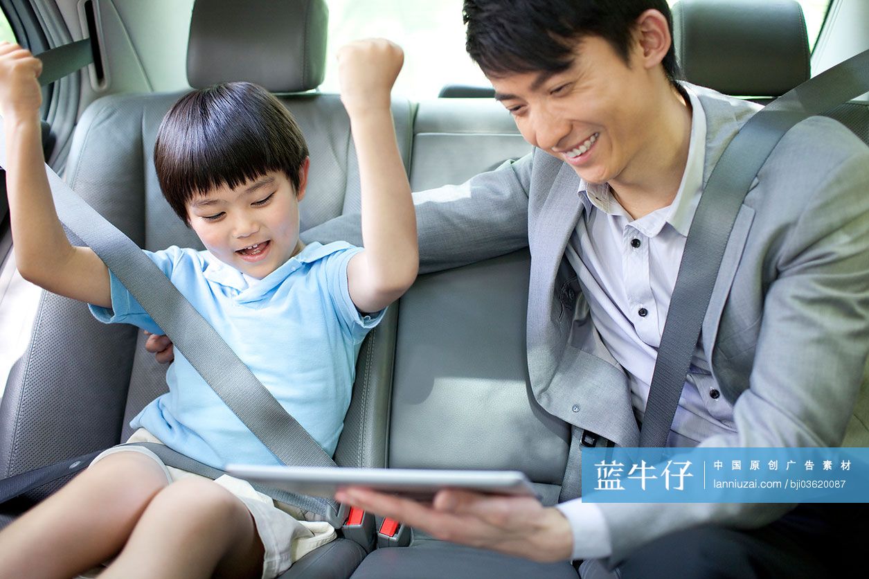 爸爸和儿子在车上玩平板电脑 蓝牛仔影像 中国原创广告影像素材