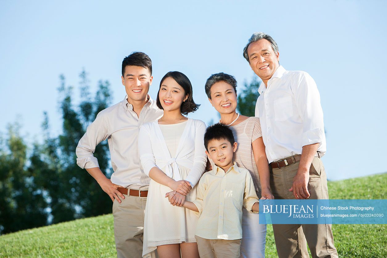 Portrait of big Chinese family in a park-High-res stock photo for download