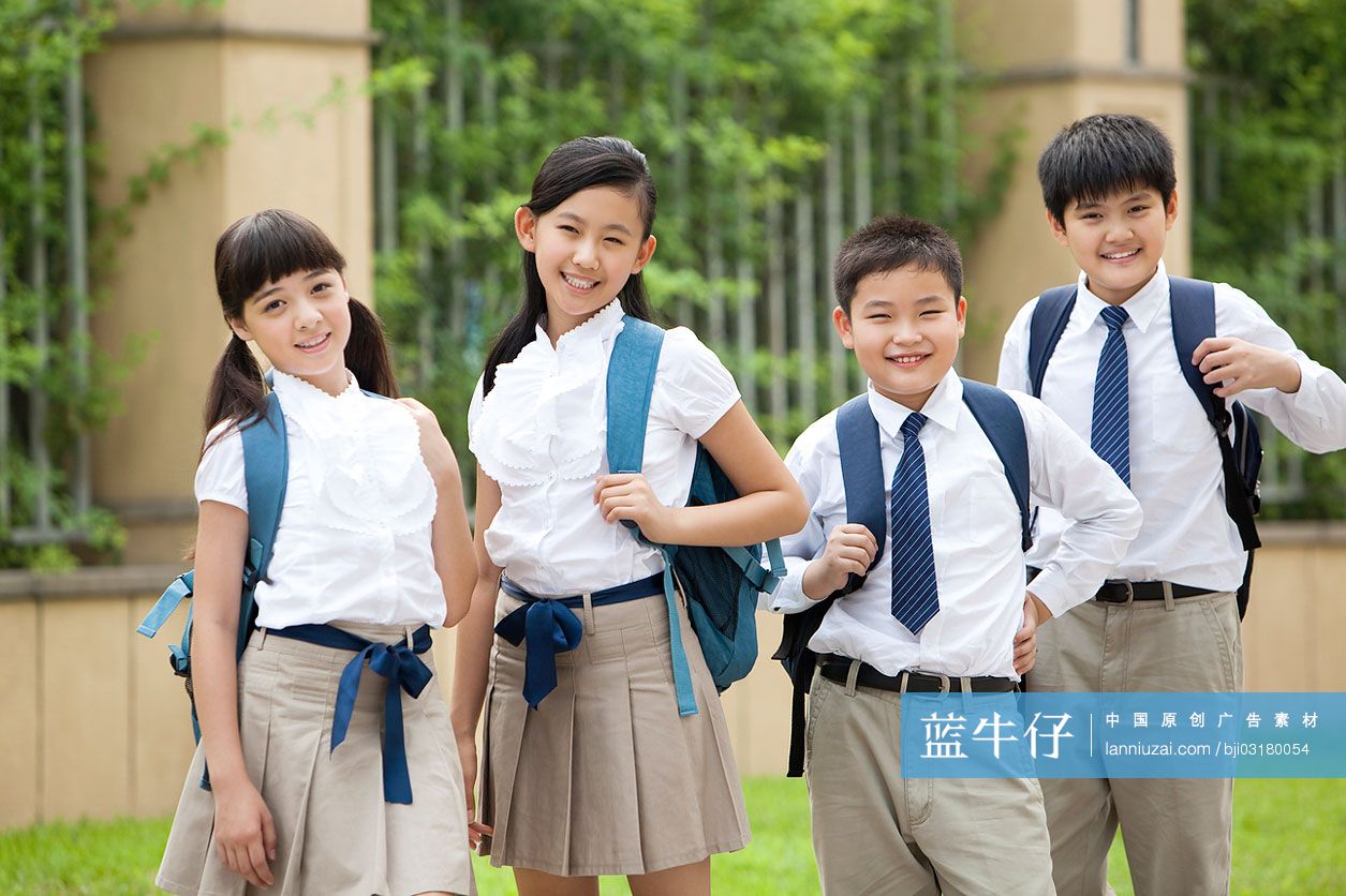 可爱的小学生在校园里-蓝牛仔影像-中国原创广告影像素材