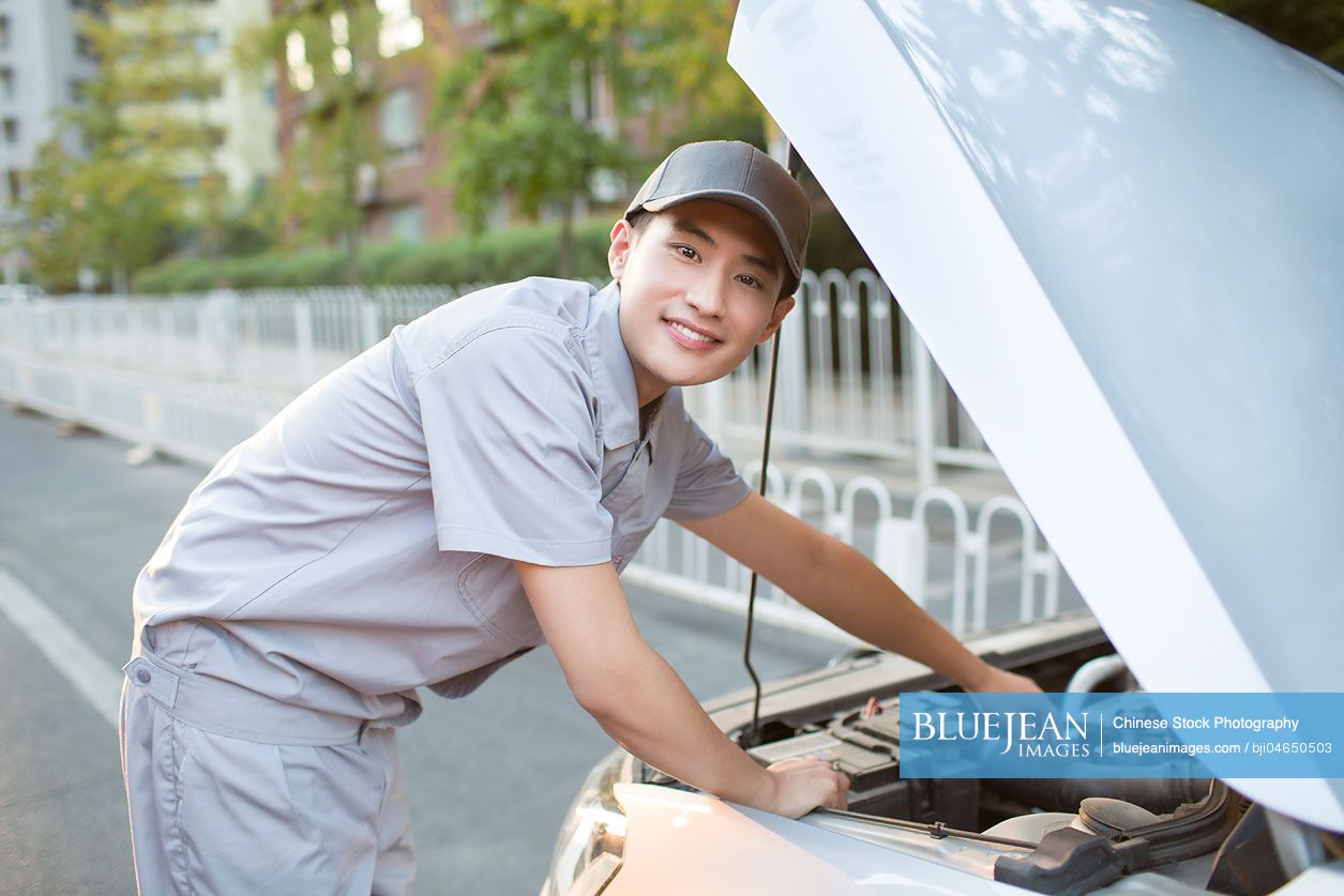 Chinese auto mechanic repairing car-High-res stock photo for download