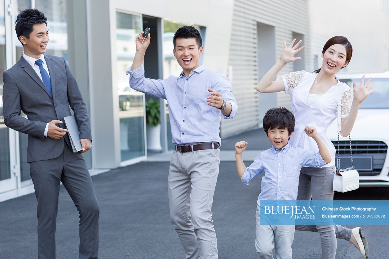Young Chinese family buying car-High-res stock photo for download