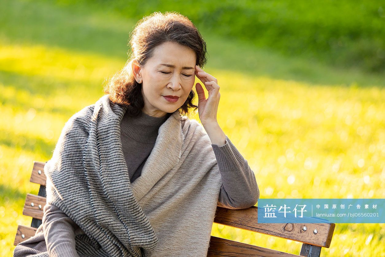 老人头疼坐在公园长椅上 蓝牛仔影像 中国原创广告影像素材
