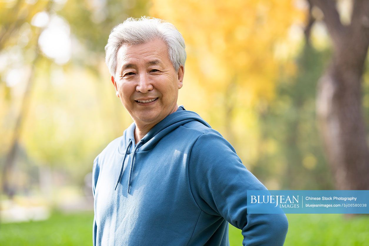 Portrait of cheerful senior Chinese man-High-res stock photo for download