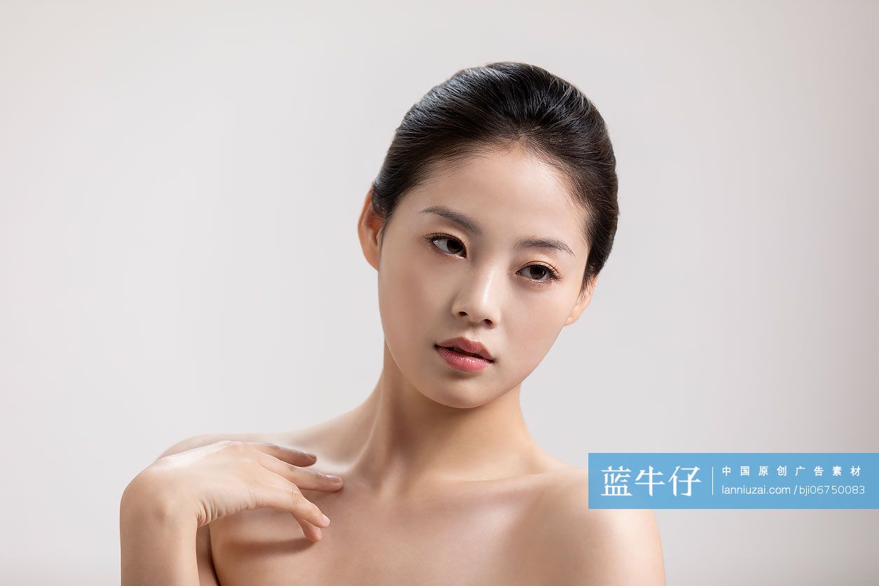 漂亮的年轻女子 蓝牛仔影像 中国原创广告影像素材