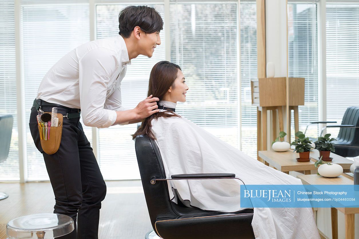 Chinese barber working in barber shop-High-res stock photo for download