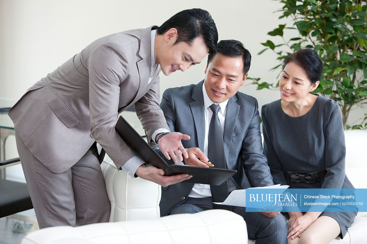 Chinese business partners in discussion-High-res stock photo for download