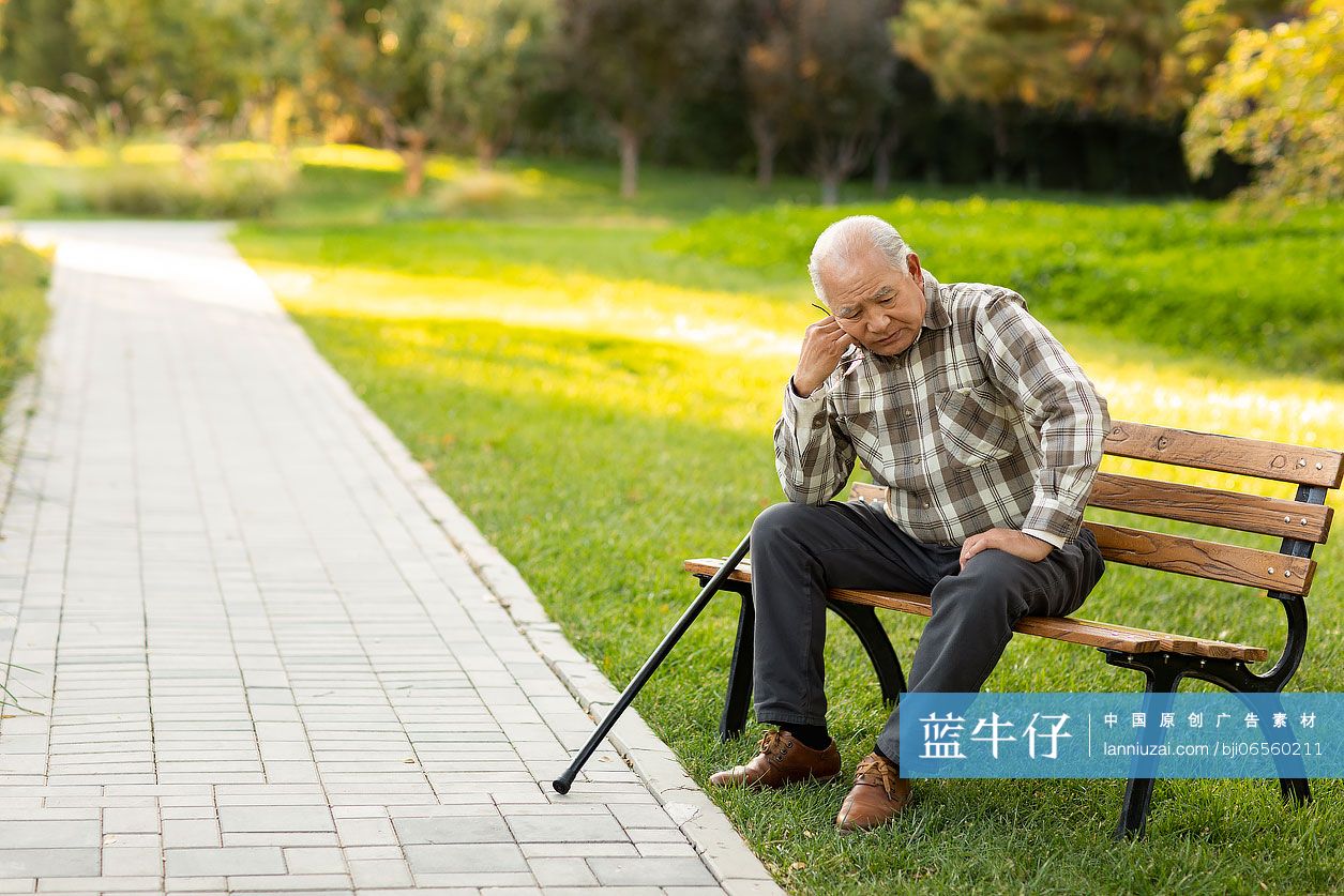 孤独的老人坐在公园长椅上 蓝牛仔影像 中国原创广告影像素材